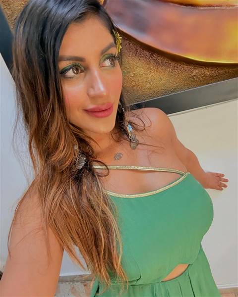 வண்ண பூக்களால் ஆன கவுன்.. இணையத்தை கலக்கும் நடிகை யாஷிகா ஆனந்த்! | Actress Yashika Aannand ...