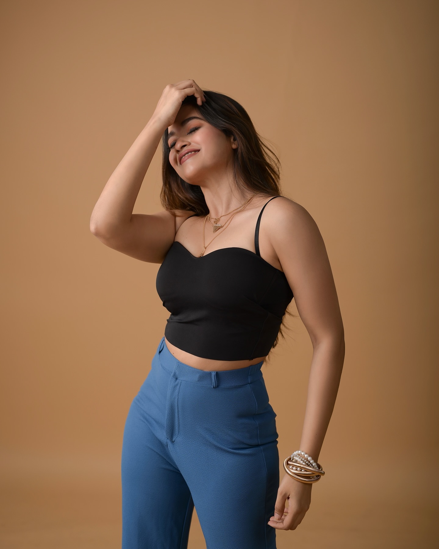 கிளாமர் போஸில் கிறங்கடிக்கும்.. சீரியல் நடிகை காவ்யா அறிவுமணியின் ...