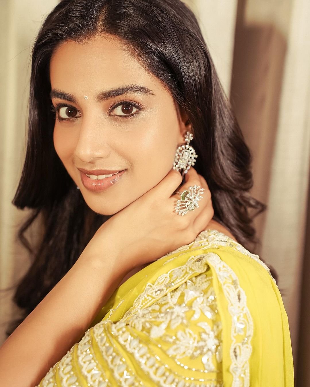 మీనాక్షి చౌదరి మెరుపులు.. క్యూట్ అందాలతో మైమరిపిస్తున్న బ్యూటీ ...