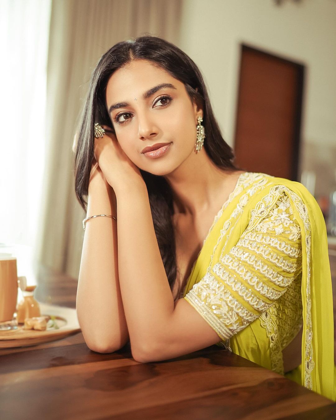 మీనాక్షి చౌదరి మెరుపులు.. క్యూట్ అందాలతో మైమరిపిస్తున్న బ్యూటీ ...