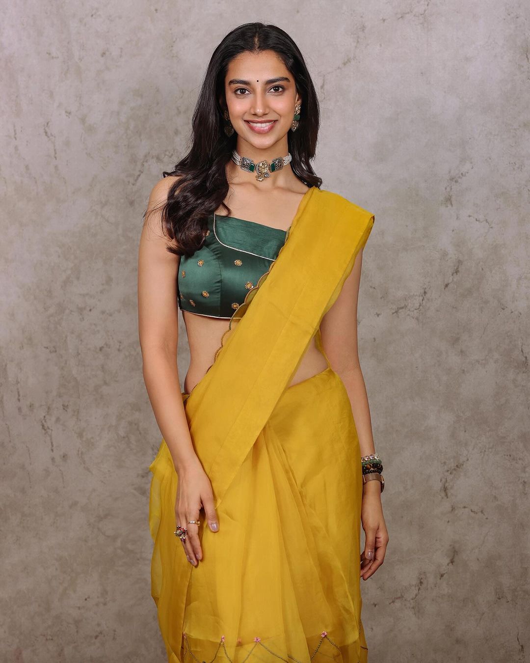 మీనాక్షి చౌదరి మెరుపులు.. క్యూట్ అందాలతో మైమరిపిస్తున్న బ్యూటీ ...