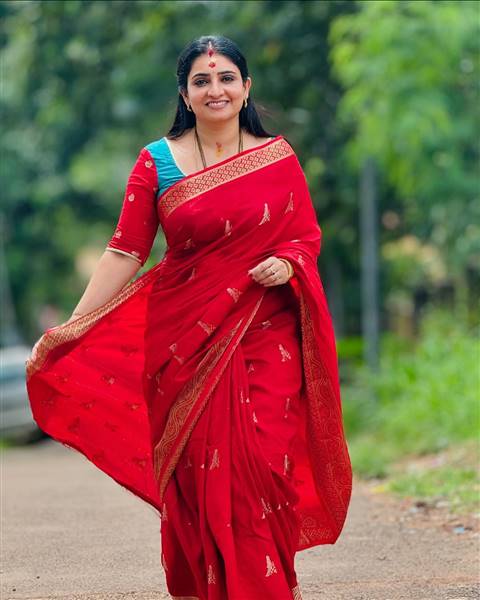 துபாயில் குடும்பத்துடன் ஜாலி ட்ரிப்.. சீரியல் நடிகையின் லேட்டஸ்ட் க்ளிக்ஸ்! | Serial Actress ...