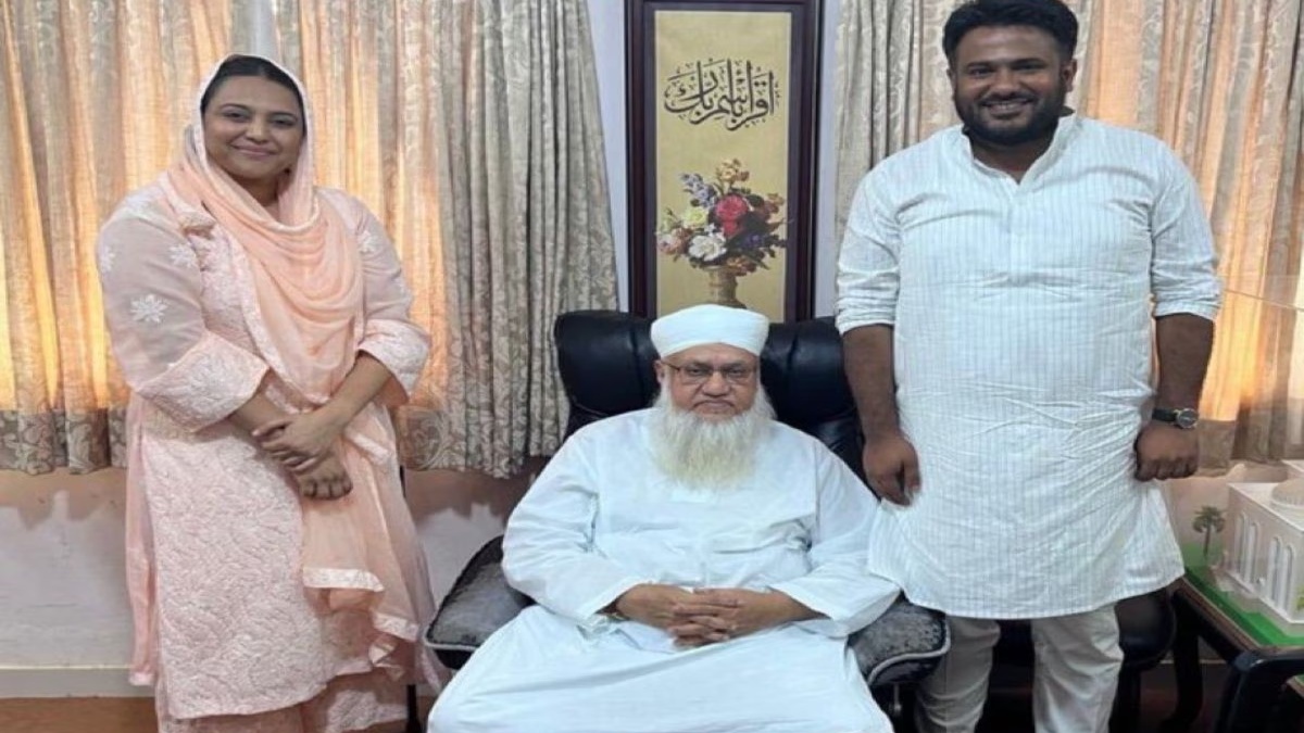 स्वरा भास्कर की इस तस्वीर से सोशल मीडिया पर मचा बवाल, बेटियों पर विवादित बयान देने वाले मौलाना ...