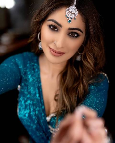 வசீகரிக்கும் அழகில் நடிகை ராய் லட்சுமி.. லைக்குகளை குவிக்கும் லேட்டஸ்ட் ...