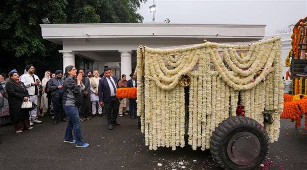 மறைந்த முன்னாள் பிரதமர் மன்மோகன் சிங்கின் இறுதி ஊர்வலம்.. போட்டோஸ் ...