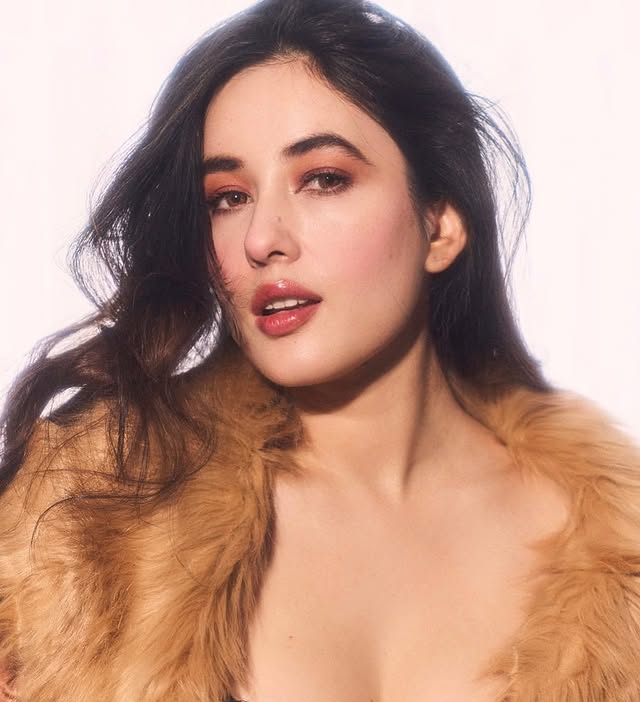 बेहद हसीन है पड़ोसी मुल्क की ये एक्ट्रेस, स्टाइल के मामले में बी-टाउन की अभिनेत्रियों को देती ...