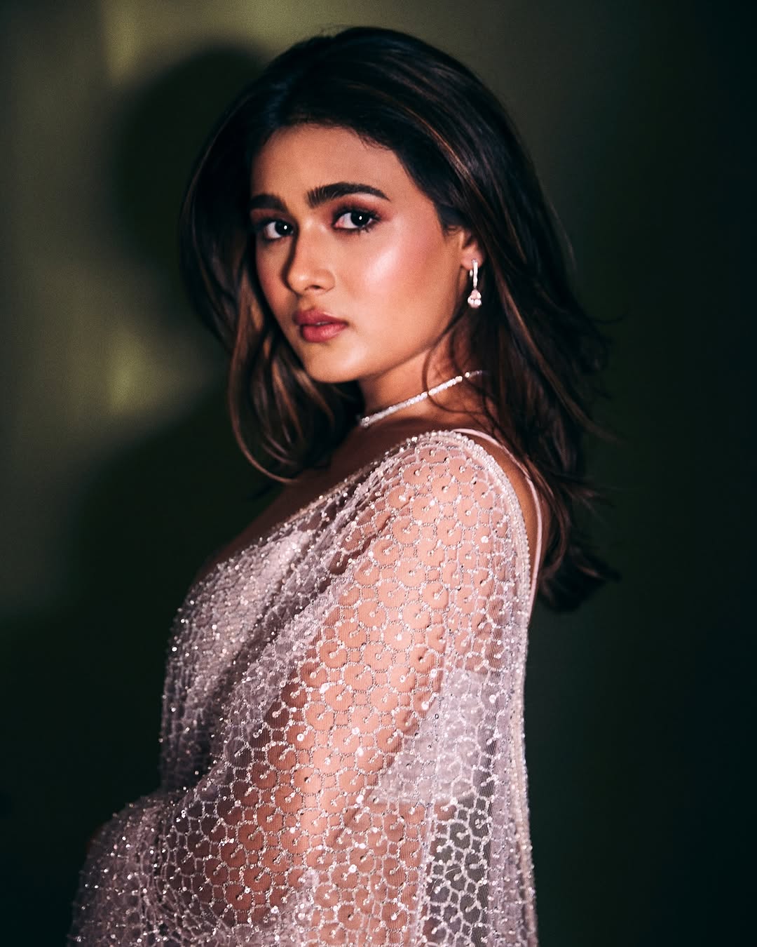 షాలిని పాండే అందాల మెరుపులు.. చీర కట్టులో రెచ్చిపోయిన బ్యూటీ. | Shalini ...