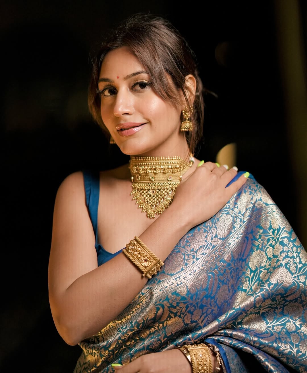 बनारसी साड़ी पहन सुरभि चंदना ने शेयर किया ग्लैमरस लुक, एक्ट्रेस की ...