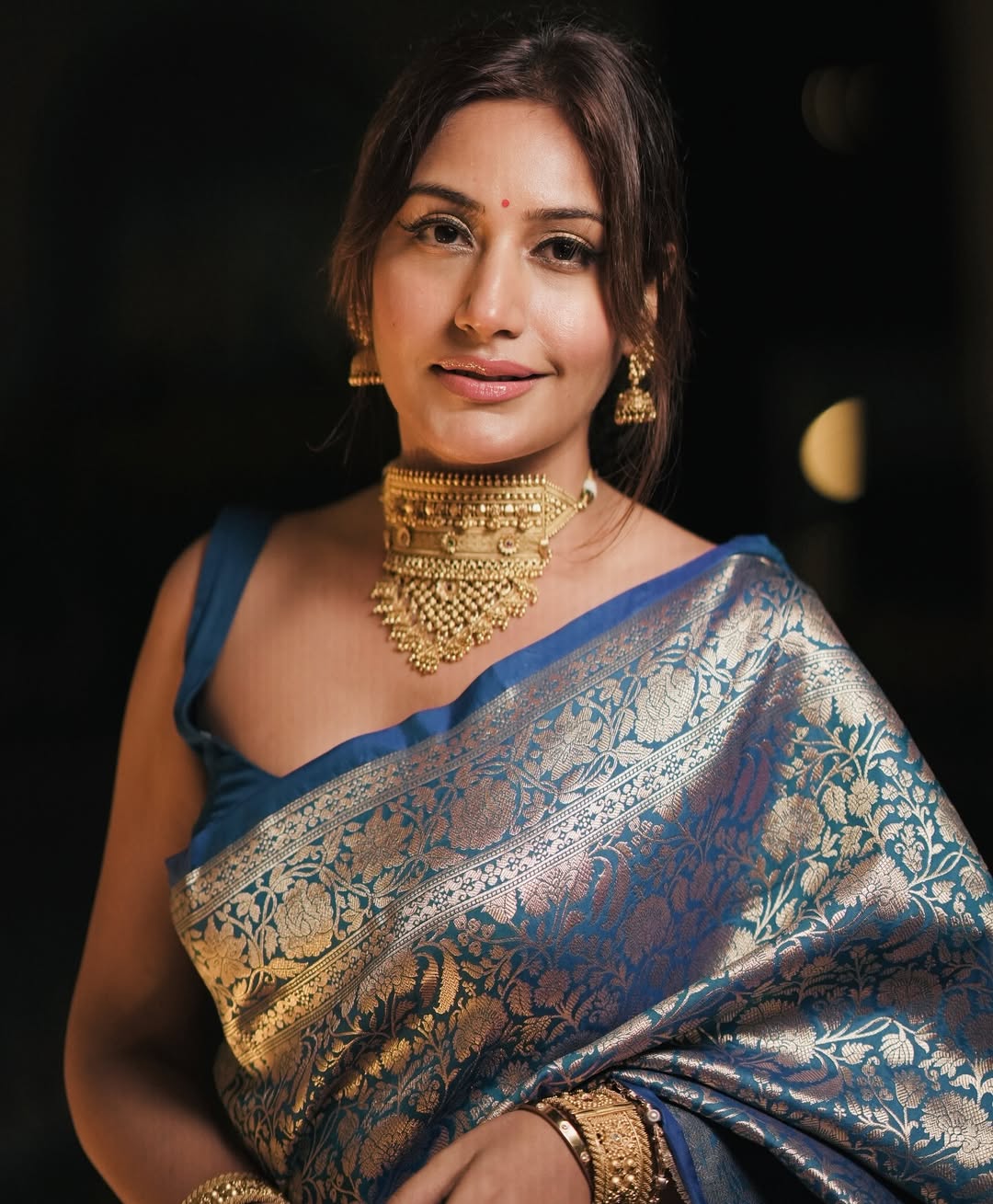 बनारसी साड़ी पहन सुरभि चंदना ने शेयर किया ग्लैमरस लुक, एक्ट्रेस की ...