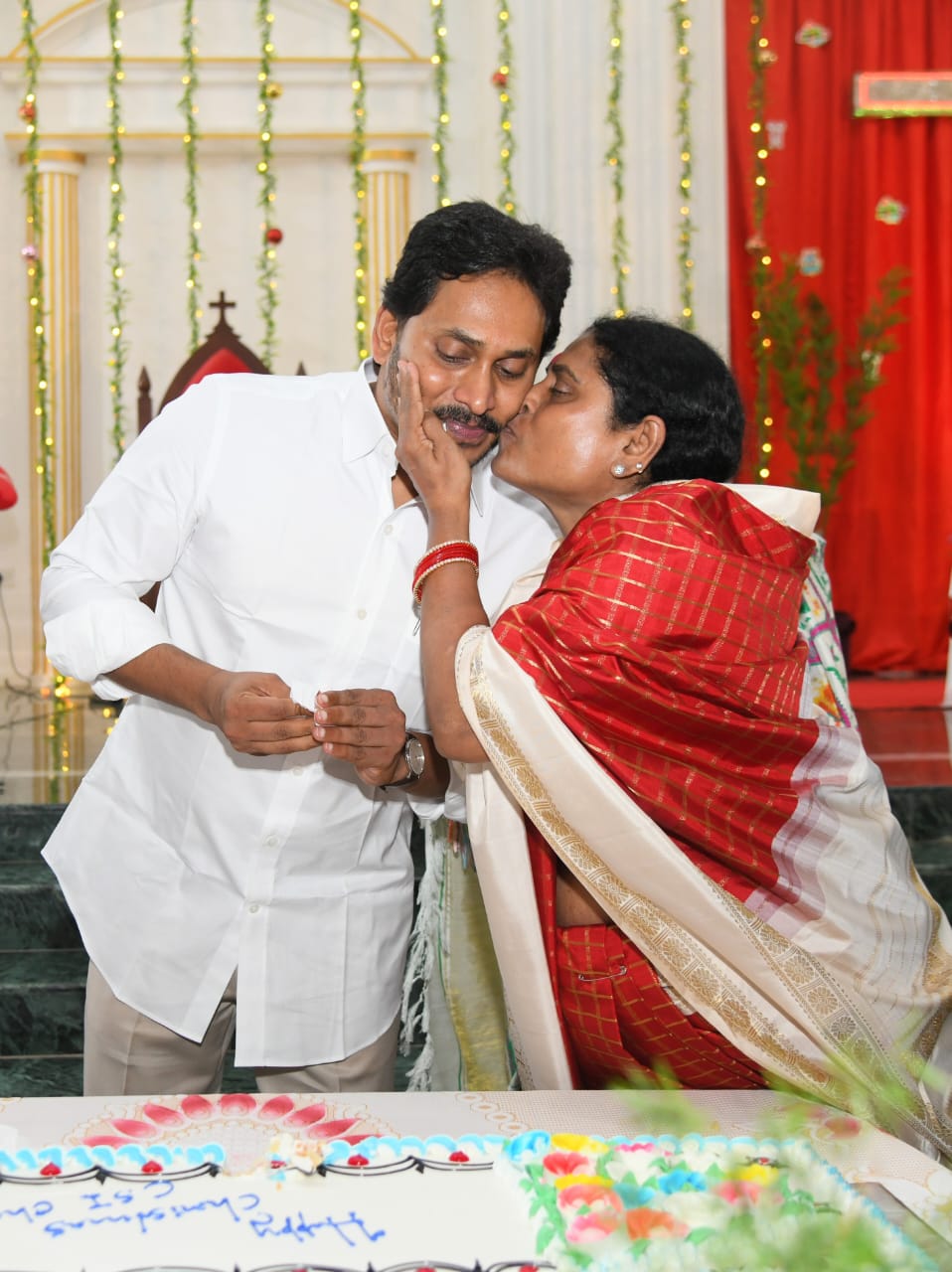 తల్లి విజయమ్మతో కలిసి క్రిస్మస్ వేడుకల్లో వైఎస్ జగన్ | YS Jagan's ...