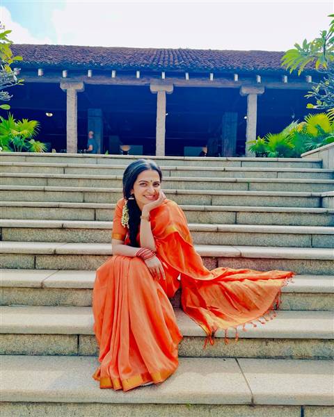 கழுத்தில் மாலையுடன் தொகுப்பாளினி டிடி.. ட்ரெண்டாகும் லேட்டஸ்ட் ...