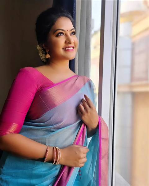 முதுகில் இருக்கும் டாட்டூ தெரிய.. புகைப்படம் வெளியிட்ட ரச்சிதா மகாலட்சுமி! | Actress Rachitha ...