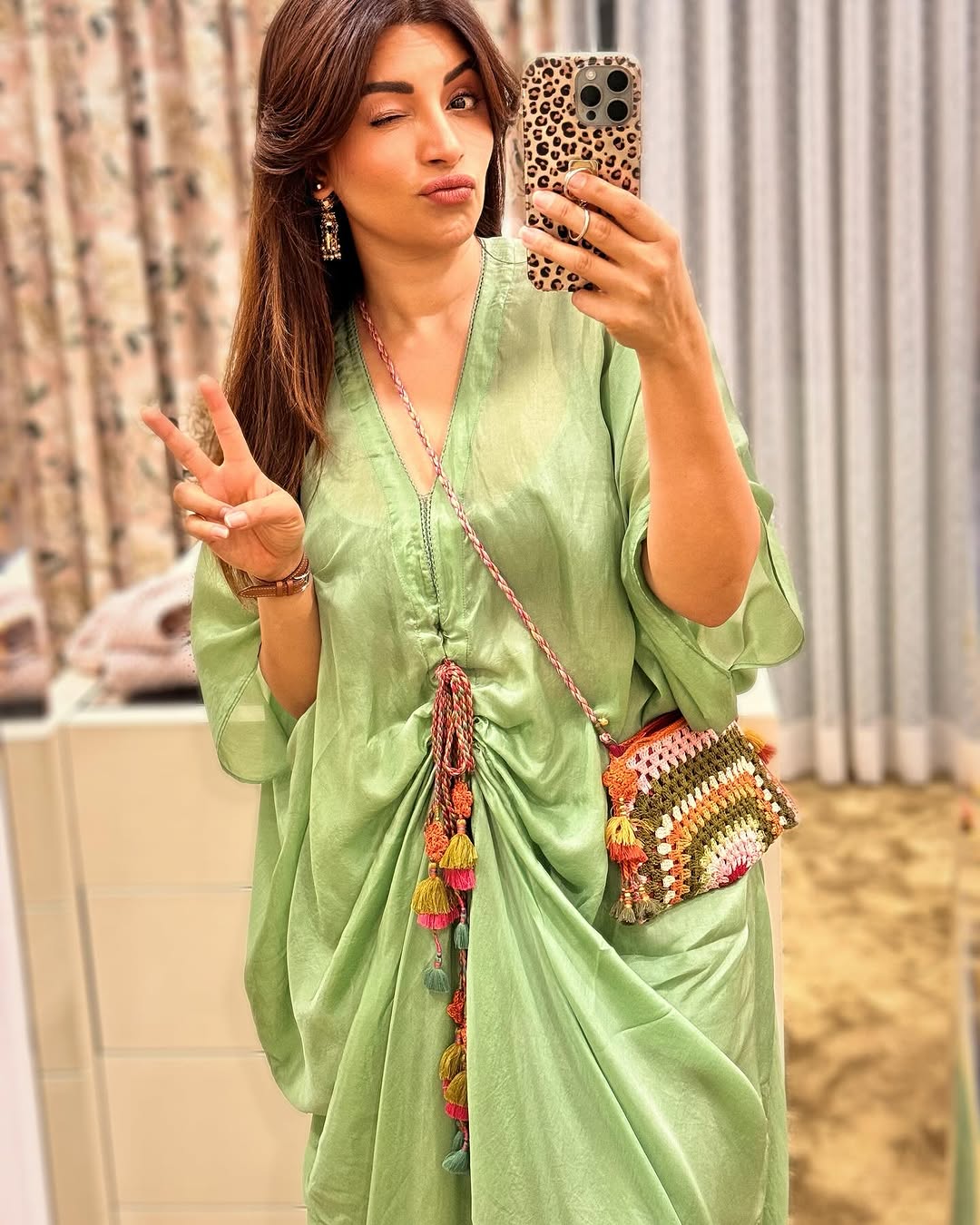 मिरर सेल्फी की क्वीन हैं टीवी की खूबसूरत हसीना शमा सिकंदर, हर फोटोज से ...