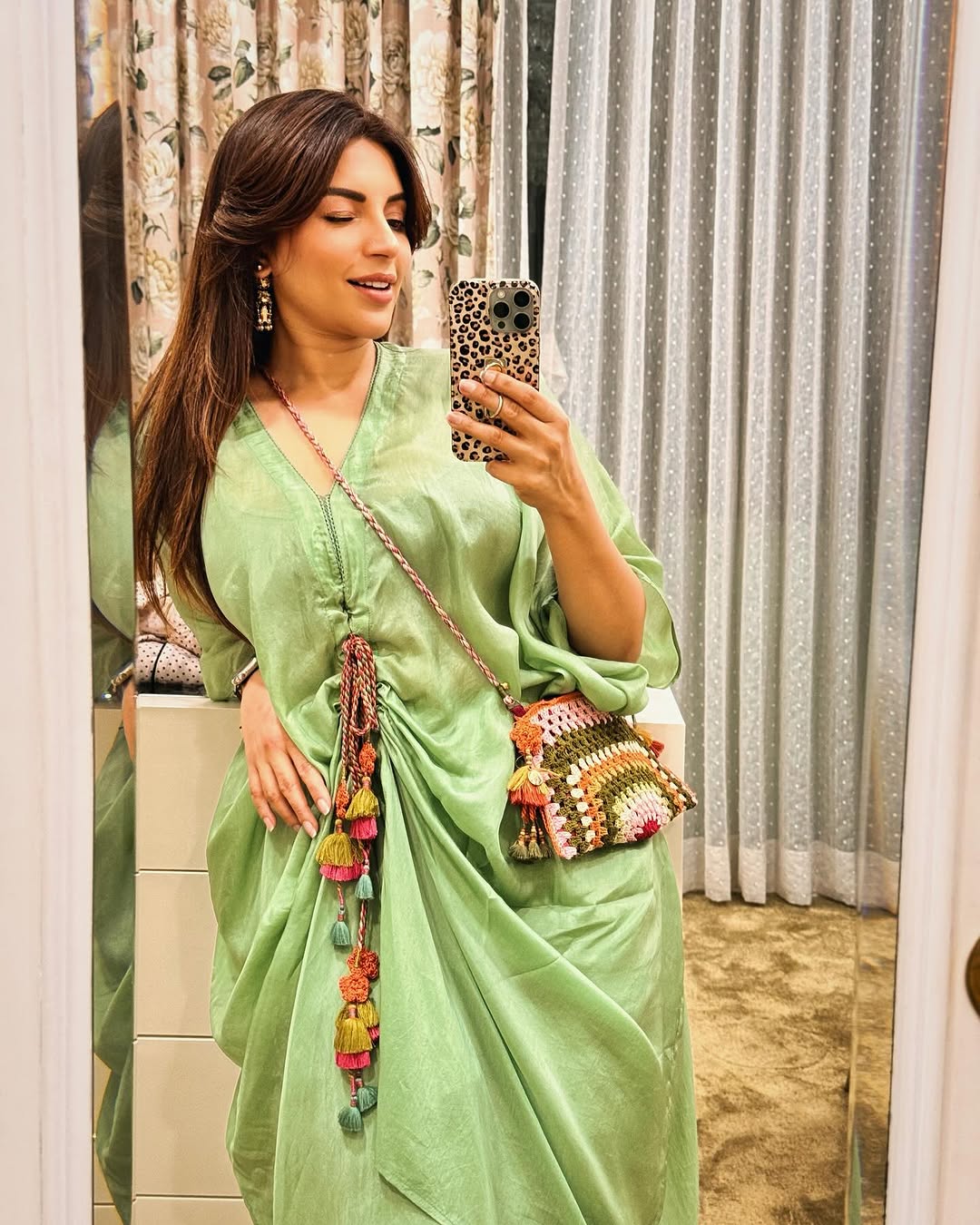 मिरर सेल्फी की क्वीन हैं टीवी की खूबसूरत हसीना शमा सिकंदर, हर फोटोज से ...