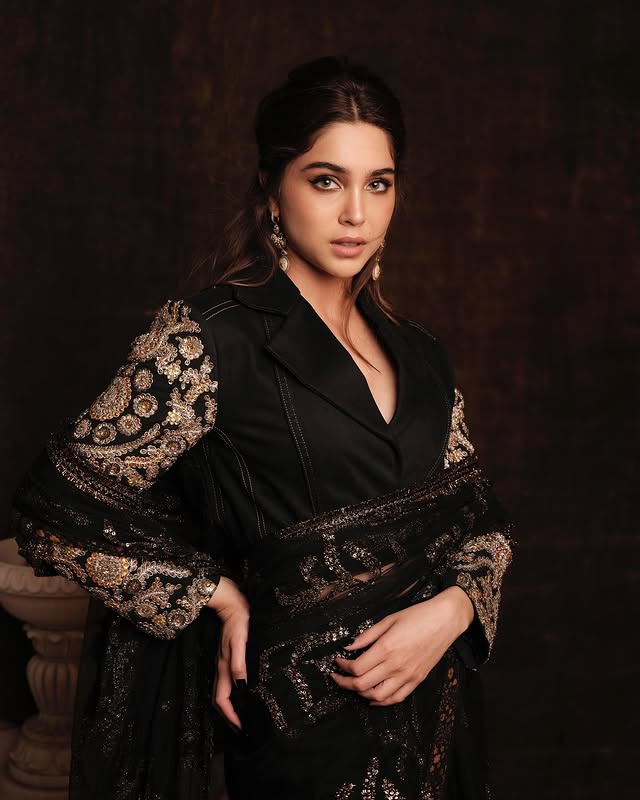 ब्लैक आउटफिट पहन शरवरी वाघ ने दिखाया ग्लैमर, एक्ट्रेस की हॉटनेस से सोशल ...