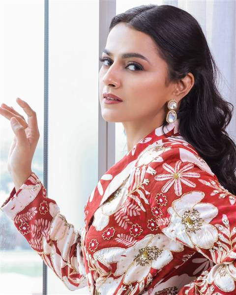 ஓர பார்வையால் கவர்ந்திழுக்கும் ஷ்ரத்தா.. இணையத்தை கலக்கும் லேட்டஸ்ட் க்ளிக்ஸ்! | Actress ...