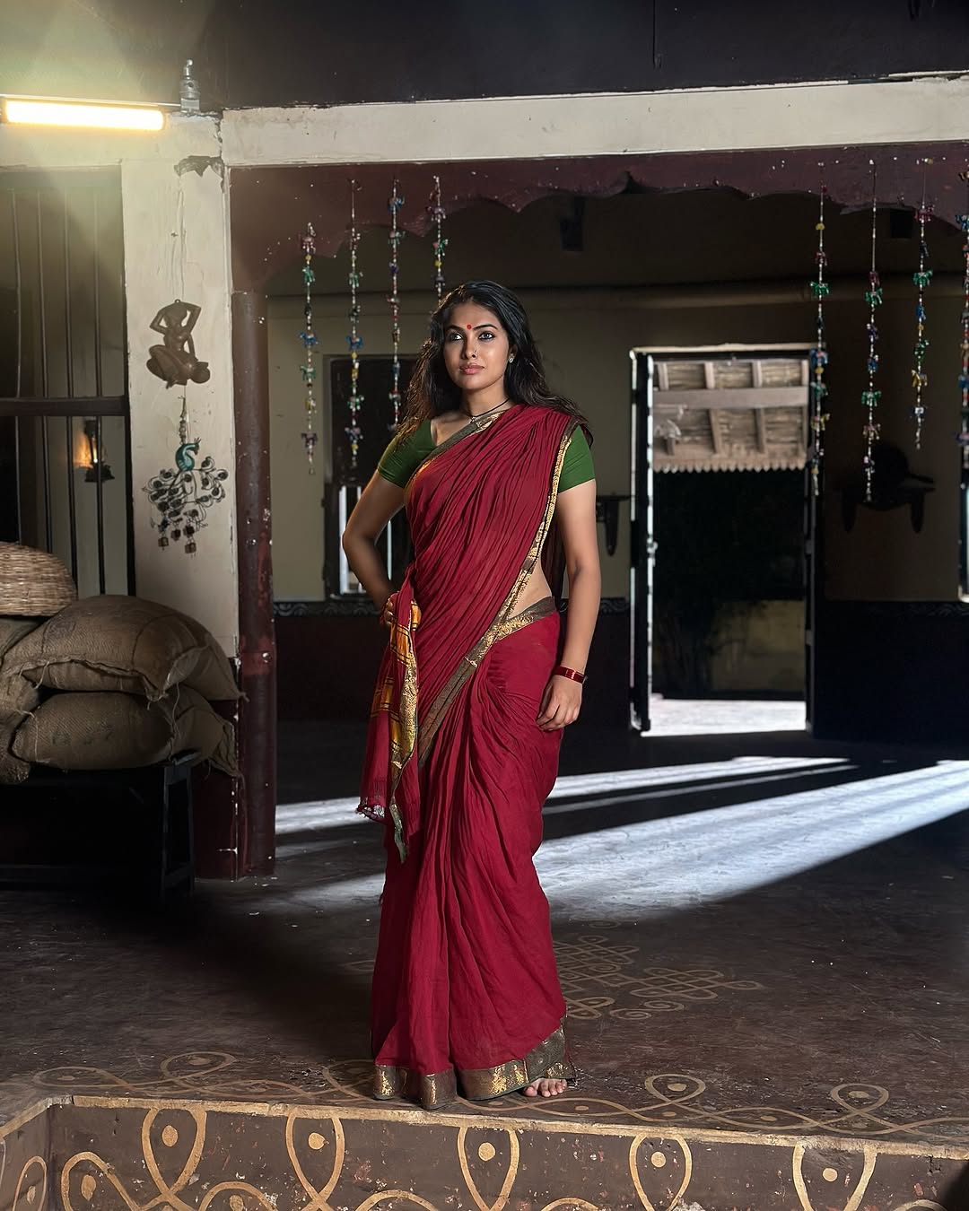 చుట్టు కొలతలతో కుర్రాళ్లను టెంప్ట్ చేస్తున్న దివి వడ్త్యా. | Divi Vadtya Is Tempting Guys With ...