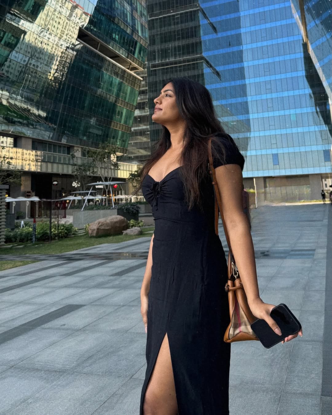 மாடர்ன் ட்ரெஸ்ஸில் கிளாமர் போட்டோஷூட்.. ஈஷா ரெப்பா லேட்டஸ்ட் கிளிக்ஸ் ...