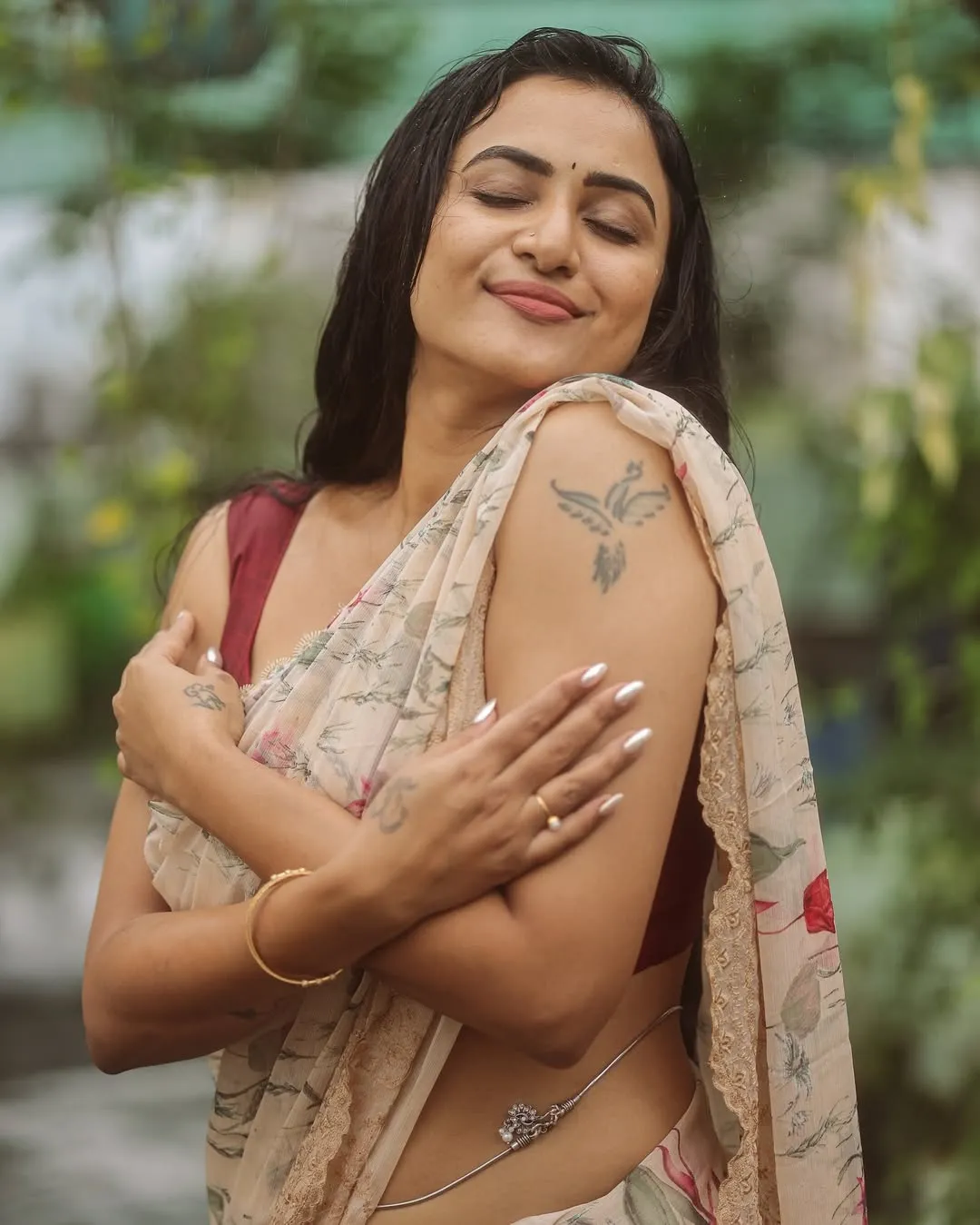 சேலையில் சொக்கவைக்கும் சீரியல் நடிகை.. ஜனனி அசோக் குமார் கிளாமர் போட்டோஷூட்! | Janani Ashok ...