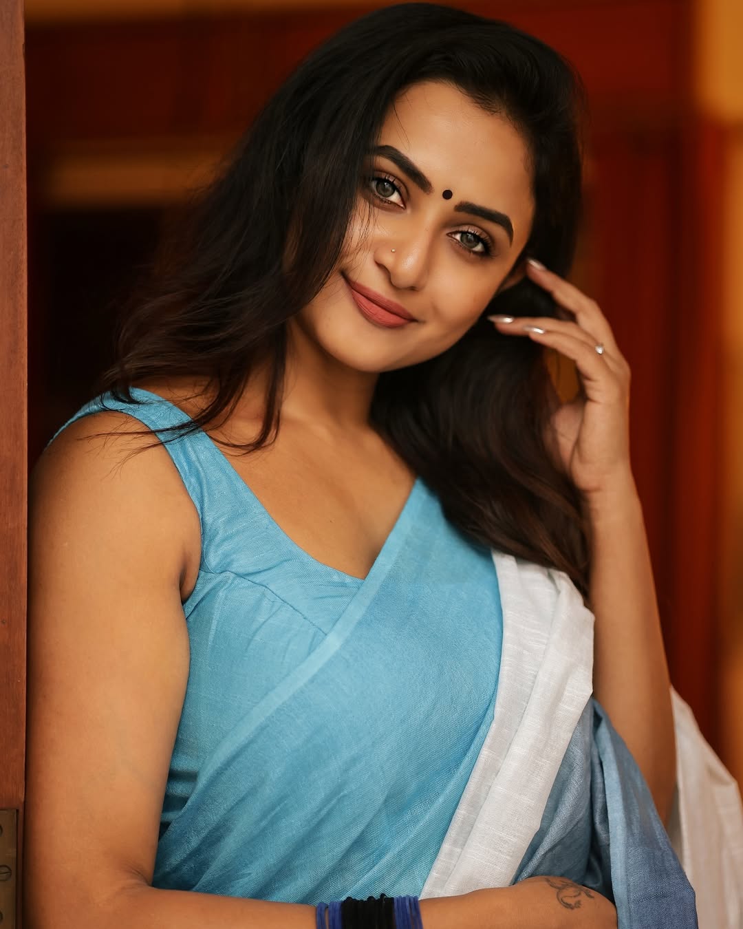 சேலையில் சொக்கவைக்கும் சீரியல் நடிகை.. ஜனனி அசோக் குமார் கிளாமர் ...