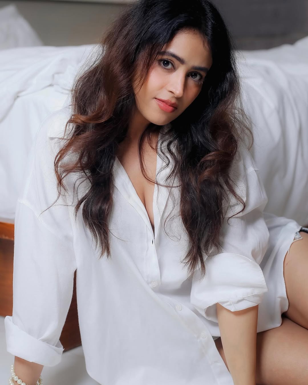 తగ్గేదేలే.. అందాలతో మైమరిపిస్తున్న మెగా బ్యూటీ | Mega Beauty Shobhita ...