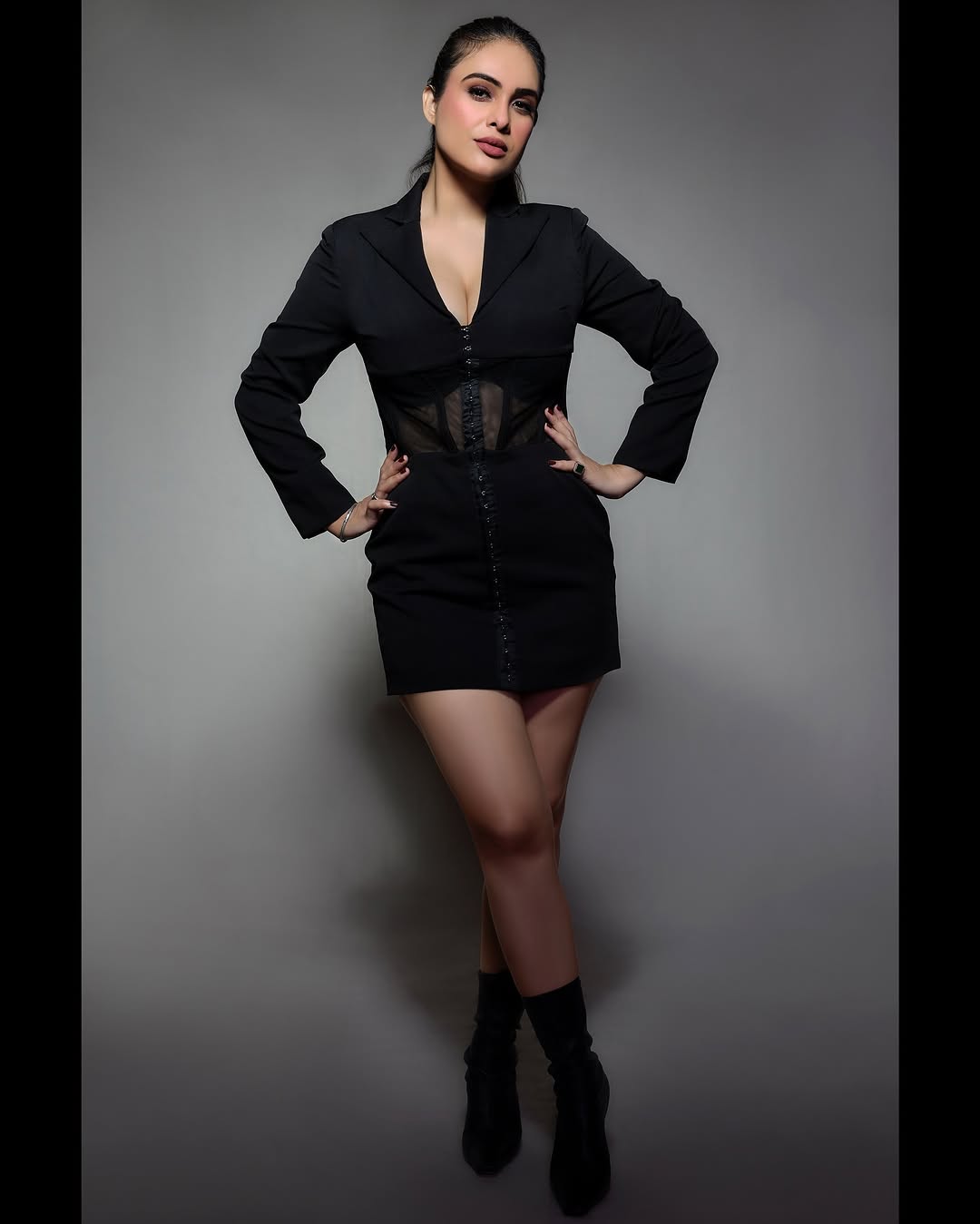 చలిలో సెగలు పుట్టిస్తున్న నేహా మాలిక్.. | Neha Malik Is Making Waves In ...
