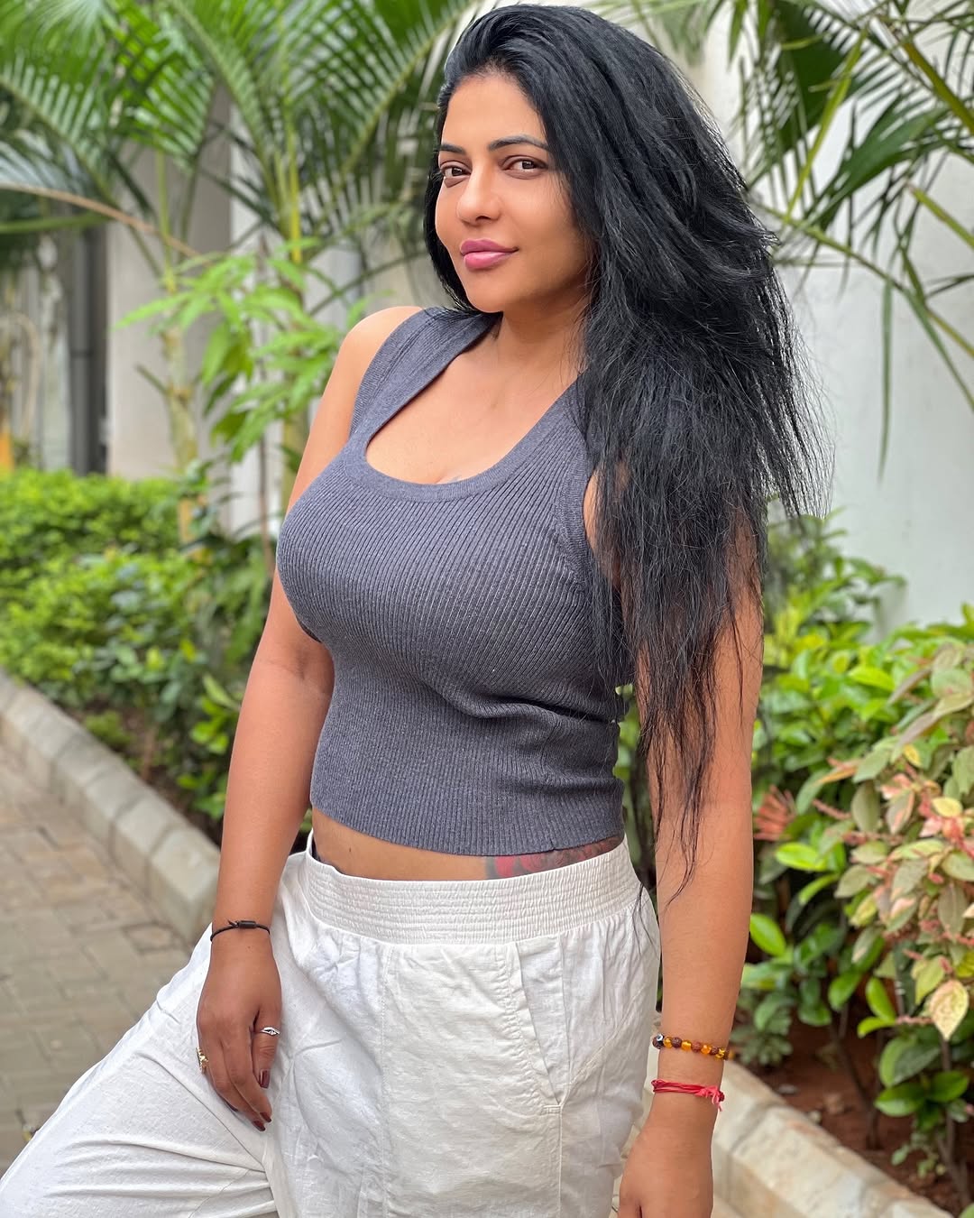 மாடர்ன் லுக்கில் கிளாமர் போஸ்.. பாக்கியலட்சுமி ராதிகாவின் லேட்டஸ்ட் இன்ஸ்டா கிளிக்ஸ்! | Reshma ...