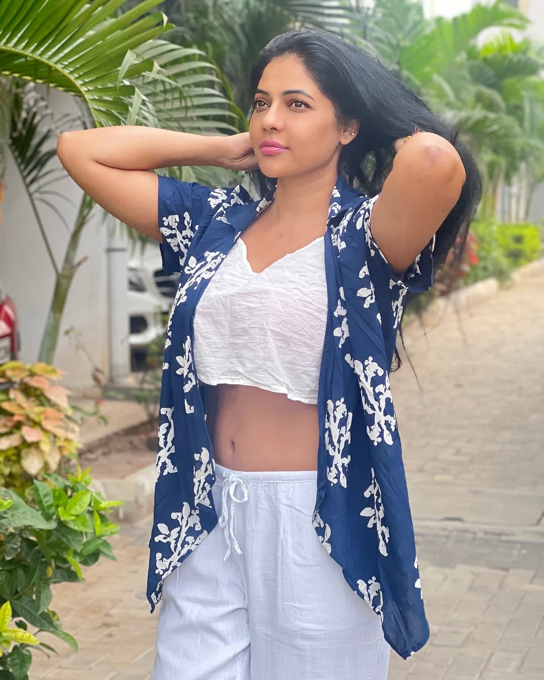 மாடர்ன் லுக்கில் கிளாமர் போஸ்.. பாக்கியலட்சுமி ராதிகாவின் லேட்டஸ்ட் ...