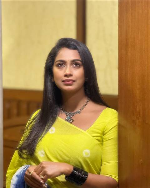 கொள்ளை அழகில் வசீகரிக்கும் சீரியல் நடிகை.. லைக்குகளை குவிக்கும் கேசுவல் ...