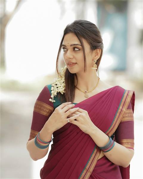 மகா கும்பமேளாவில் புனித நீராடிய 'ஜோ' பட நடிகை.. இன்ஸ்டாவில் வெளியிட்ட லேட்டஸ்ட் பிக்ஸ் ...