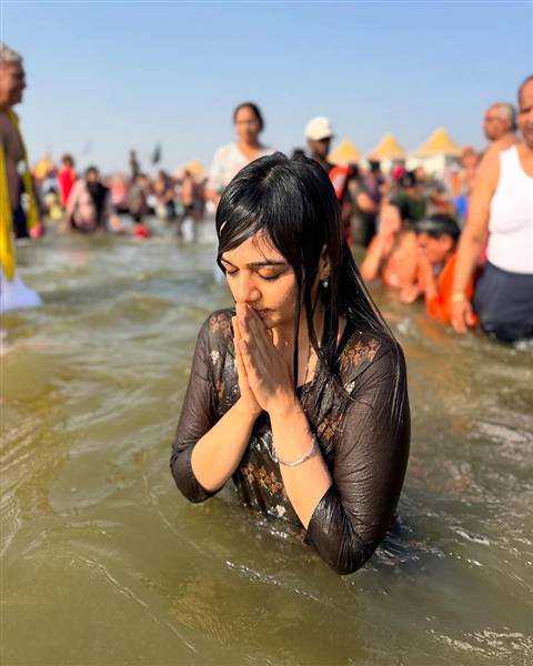 மகா கும்பமேளாவில் புனித நீராடிய 'ஜோ' பட நடிகை.. இன்ஸ்டாவில் வெளியிட்ட லேட்டஸ்ட் பிக்ஸ் ...