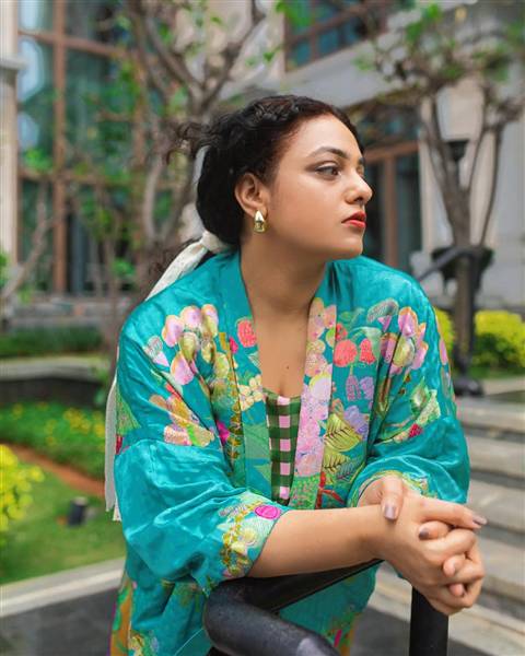 தலை நிறைய முல்லை பூ, கழுத்தில் மாலை.. மங்களகரமாக இருக்கும் நித்யா ...