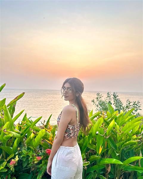 சூர்ய ஒளியில் பீச் ஓரமாக.. ஸ்டன்னிங் புகைப்படங்களை வெளியிட்ட ப்ரியா ...