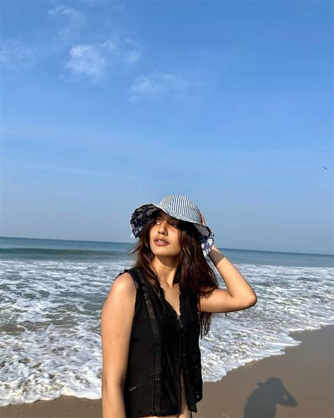 சூர்ய ஒளியில் பீச் ஓரமாக.. ஸ்டன்னிங் புகைப்படங்களை வெளியிட்ட ப்ரியா ...