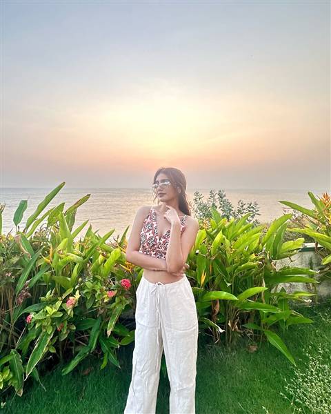 சூர்ய ஒளியில் பீச் ஓரமாக.. ஸ்டன்னிங் புகைப்படங்களை வெளியிட்ட ப்ரியா ...