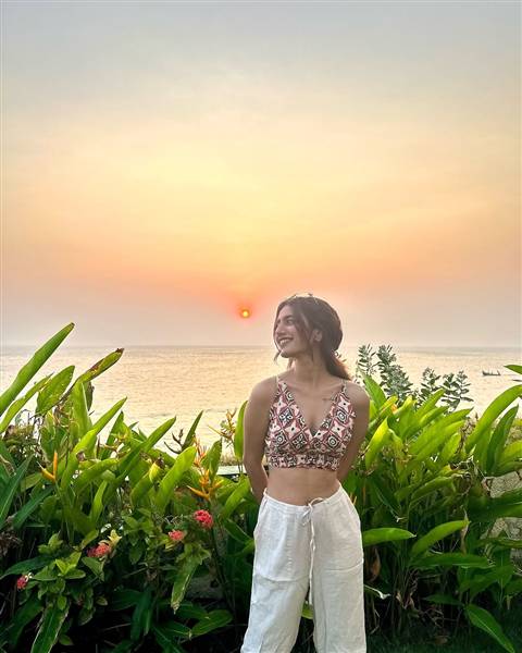 சூர்ய ஒளியில் பீச் ஓரமாக.. ஸ்டன்னிங் புகைப்படங்களை வெளியிட்ட ப்ரியா ...