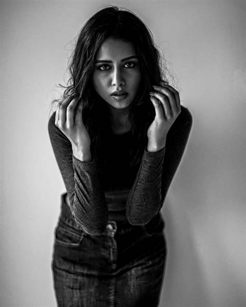 கருப்பு வெள்ளை புகைப்படத்தால்.. ரசிகர்களை ஈர்க்கும் ரைசா வில்சன் ...