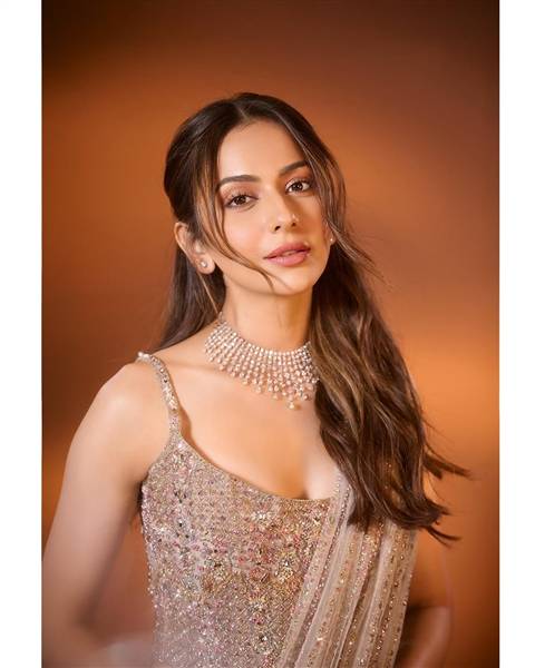 ஜிகு ஜிகு உடையில் மின்னும் ராகுல் ப்ரீத்.. இணையத்தை கலக்கும் லேட்டஸ்ட் ...