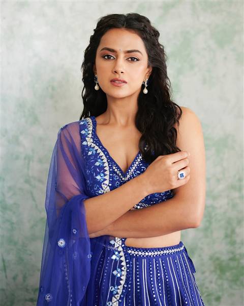 வசீகரிக்கும் பார்வையால்.. கவர்ந்திழுக்கும் ஷ்ரத்தா ஸ்ரீநாத்தின் ஸ்டில்ஸ்! | Actress Shraddha ...