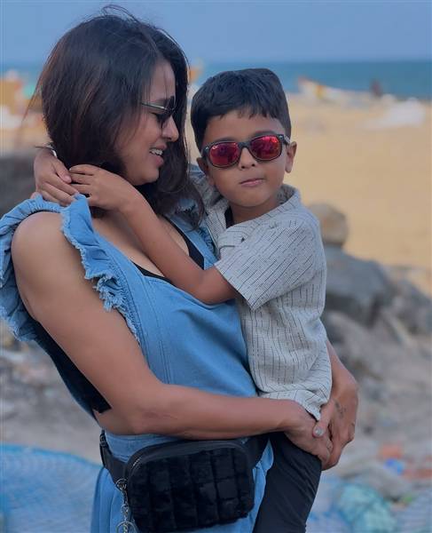 கையில் க்ளாஸுடன்.. பீச்சில் ஆட்டம் போடும் வி ஜே அஞ்சனா.. ட்ரெண்டாகும் லேட்டஸ்ட் க்ளிக்ஸ் ...