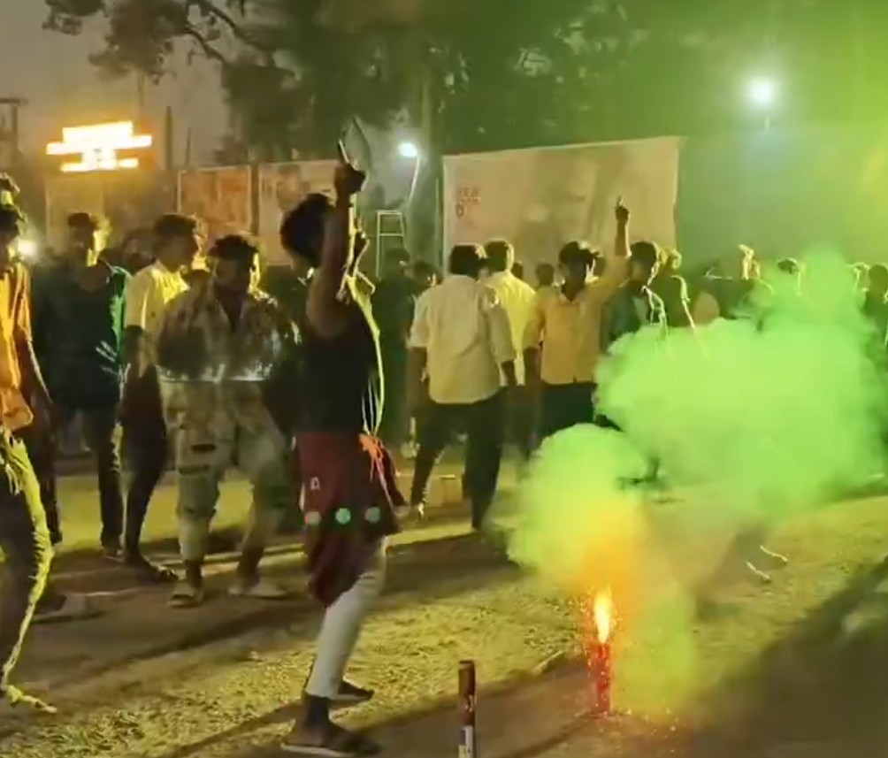 போடு வெடிய! 2 வருடங்களுக்கு பின் திரையில் தோன்றும் 'அஜித்'.. கொண்டாடி ...