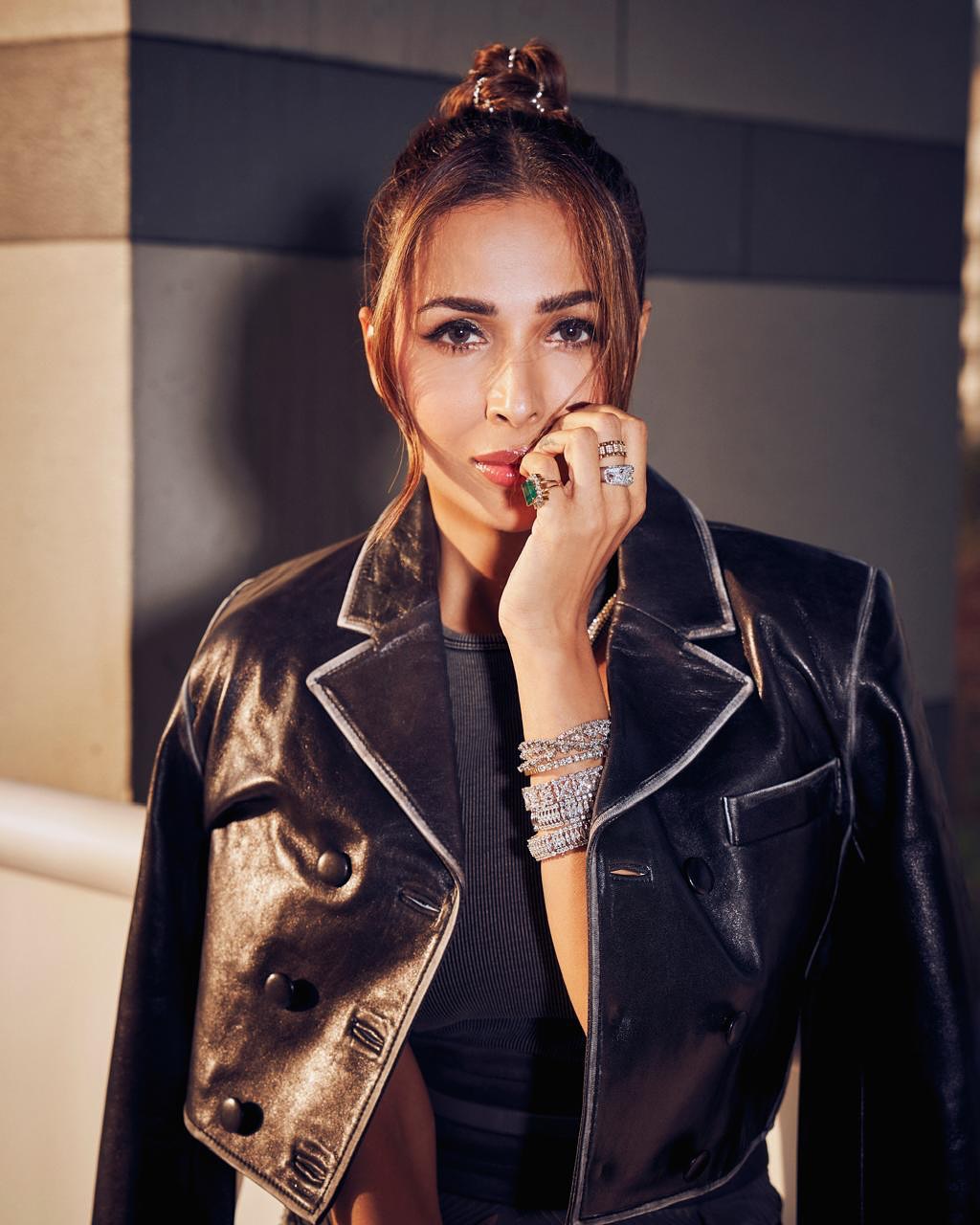 51 साल की मलाइका अरोड़ा ने कैमरे के सामने गिराई हुस्न की बिजलियां, एक्ट्रेस की हॉटनेस देख हैरत ...