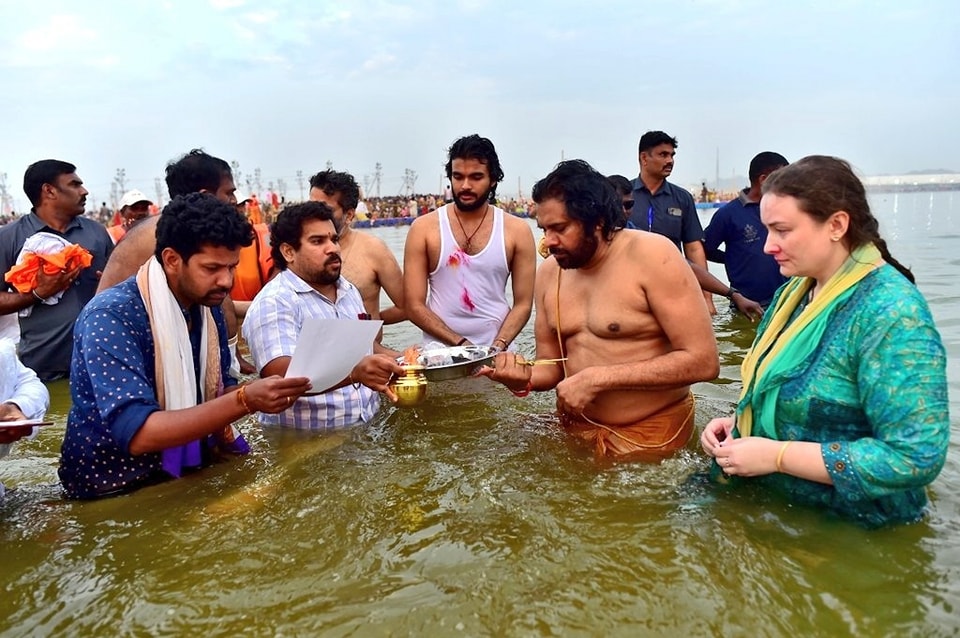 మహాకుంభమేళాలో పవన్ కళ్యాణ్, అకీరా నందన్.. ప్రయాగ్ రాజ్‌తో పవిత్రస్నానం ...