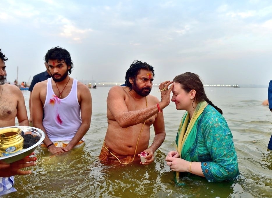 మహాకుంభమేళాలో పవన్ కళ్యాణ్, అకీరా నందన్.. ప్రయాగ్ రాజ్‌తో పవిత్రస్నానం ...