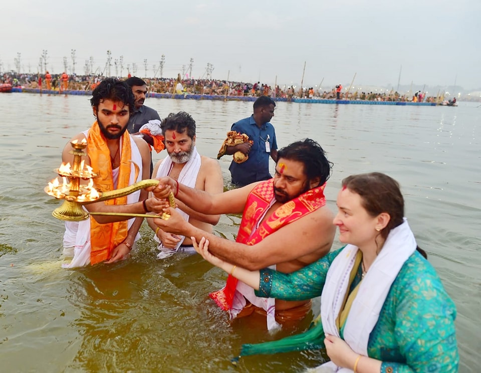 మహాకుంభమేళాలో పవన్ కళ్యాణ్, అకీరా నందన్.. ప్రయాగ్ రాజ్‌తో పవిత్రస్నానం ...