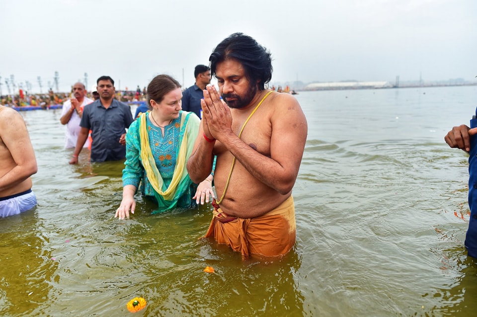 మహాకుంభమేళాలో పవన్ కళ్యాణ్, అకీరా నందన్.. ప్రయాగ్ రాజ్‌తో పవిత్రస్నానం ...