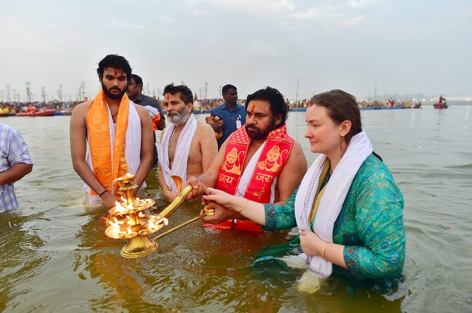 మహాకుంభమేళాలో పవన్ కళ్యాణ్, అకీరా నందన్.. ప్రయాగ్ రాజ్‌తో పవిత్రస్నానం ...