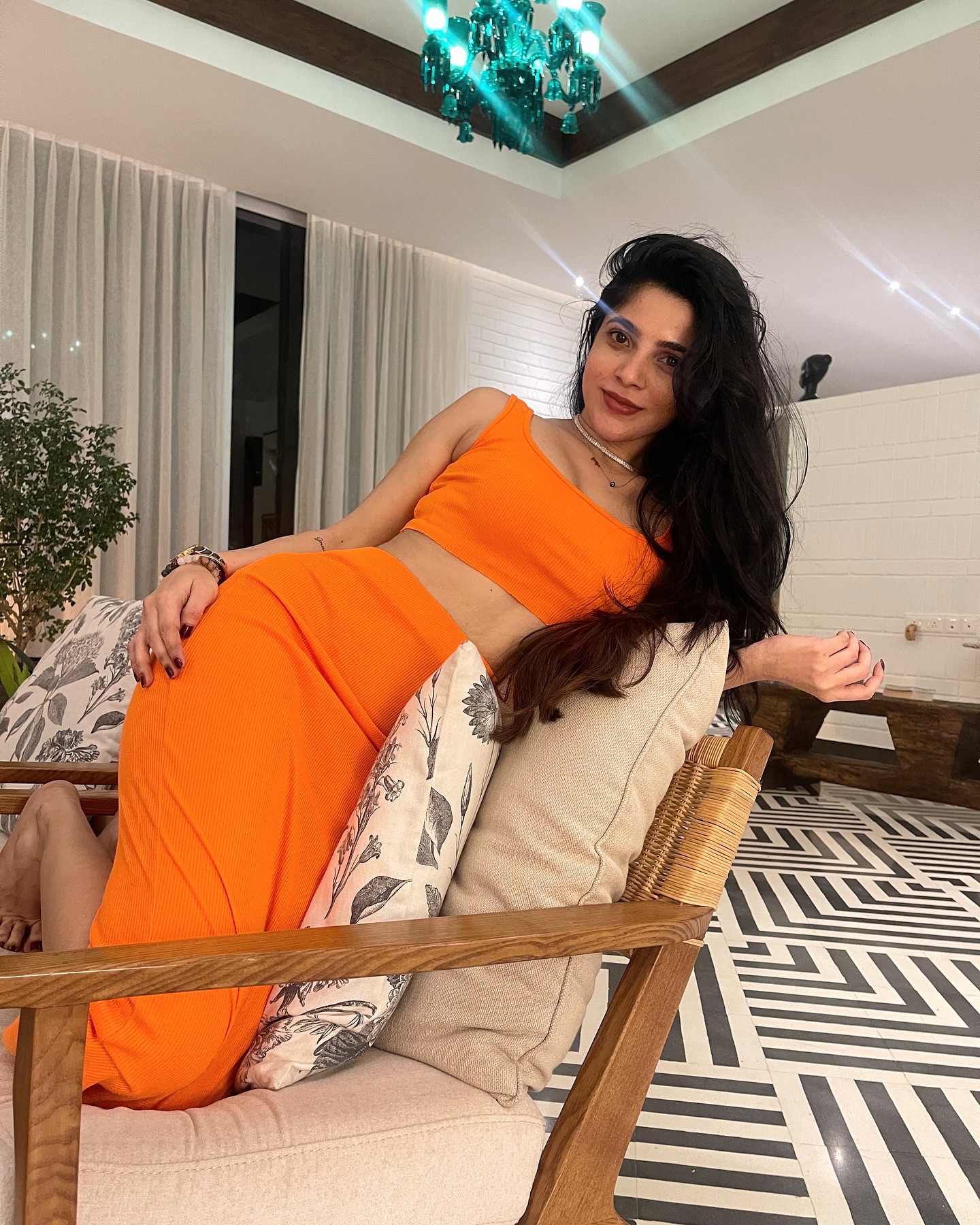 சோபா மேல் படுத்தபடி.. கலக்கல் போஸ் கொடுத்த திவ்யபாரதி.. லேட்டஸ்ட் ...