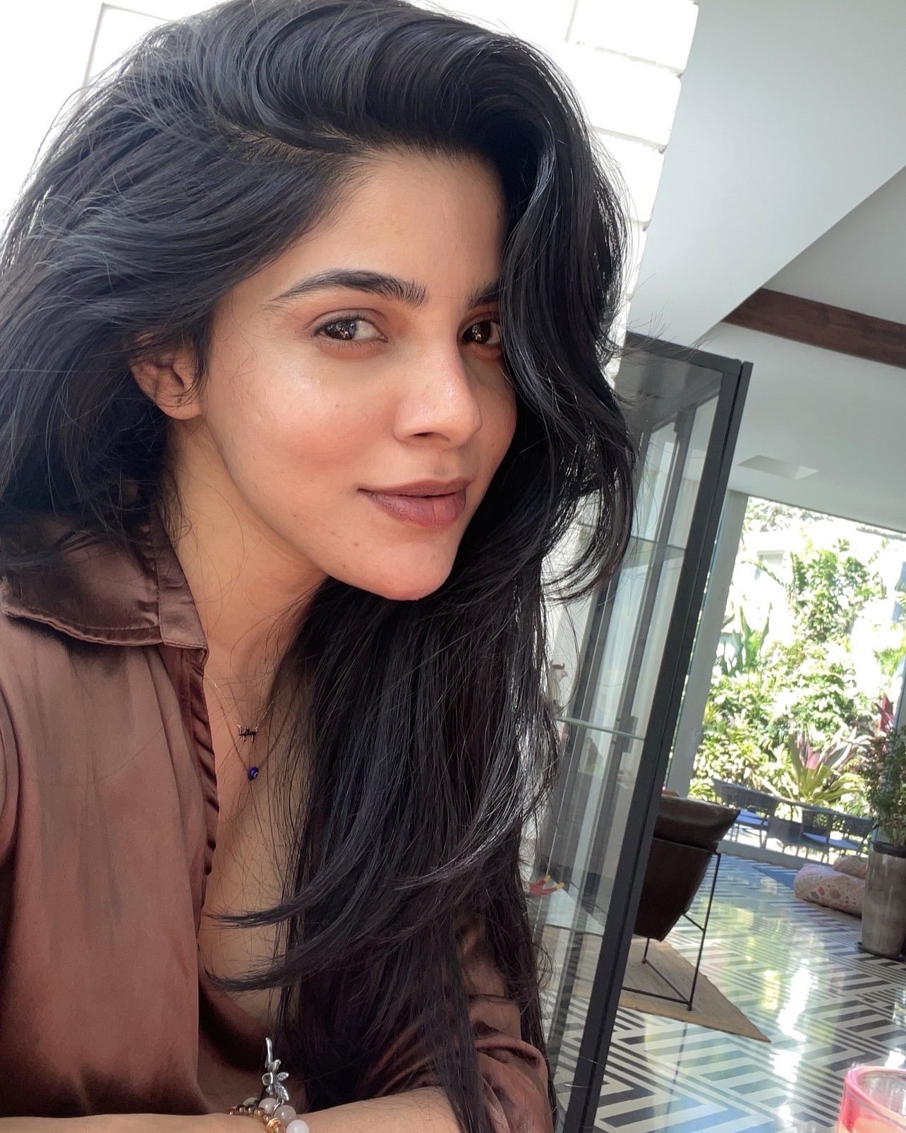 சோபா மேல் படுத்தபடி.. கலக்கல் போஸ் கொடுத்த திவ்யபாரதி.. லேட்டஸ்ட் ...