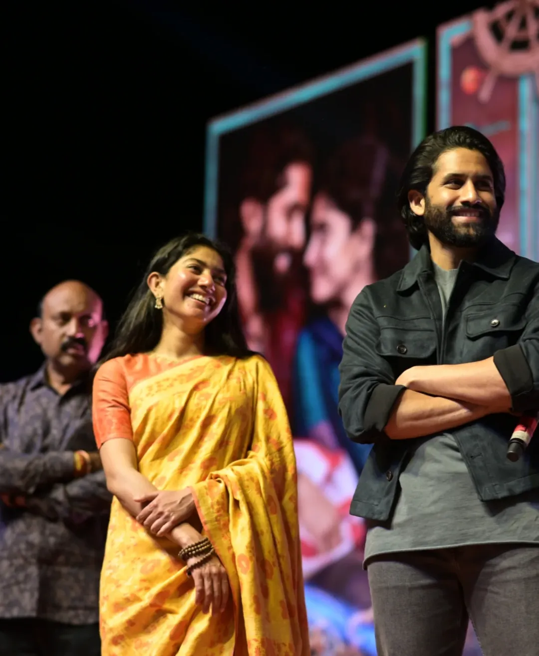 హీరోయిన్‌కు పబ్లిక్‌గా ముద్దు పెట్టిన ఫ్యాన్ | Fan Kisses Sai Pallavi ...